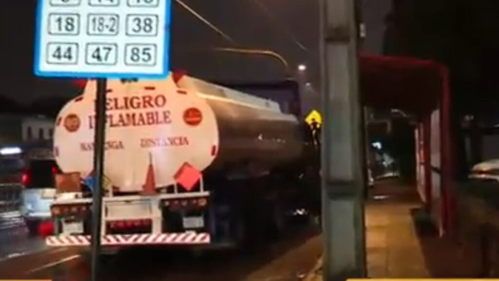 Camión cisterna bloquea parada de ómnibus en exAcceso Sur - C9N